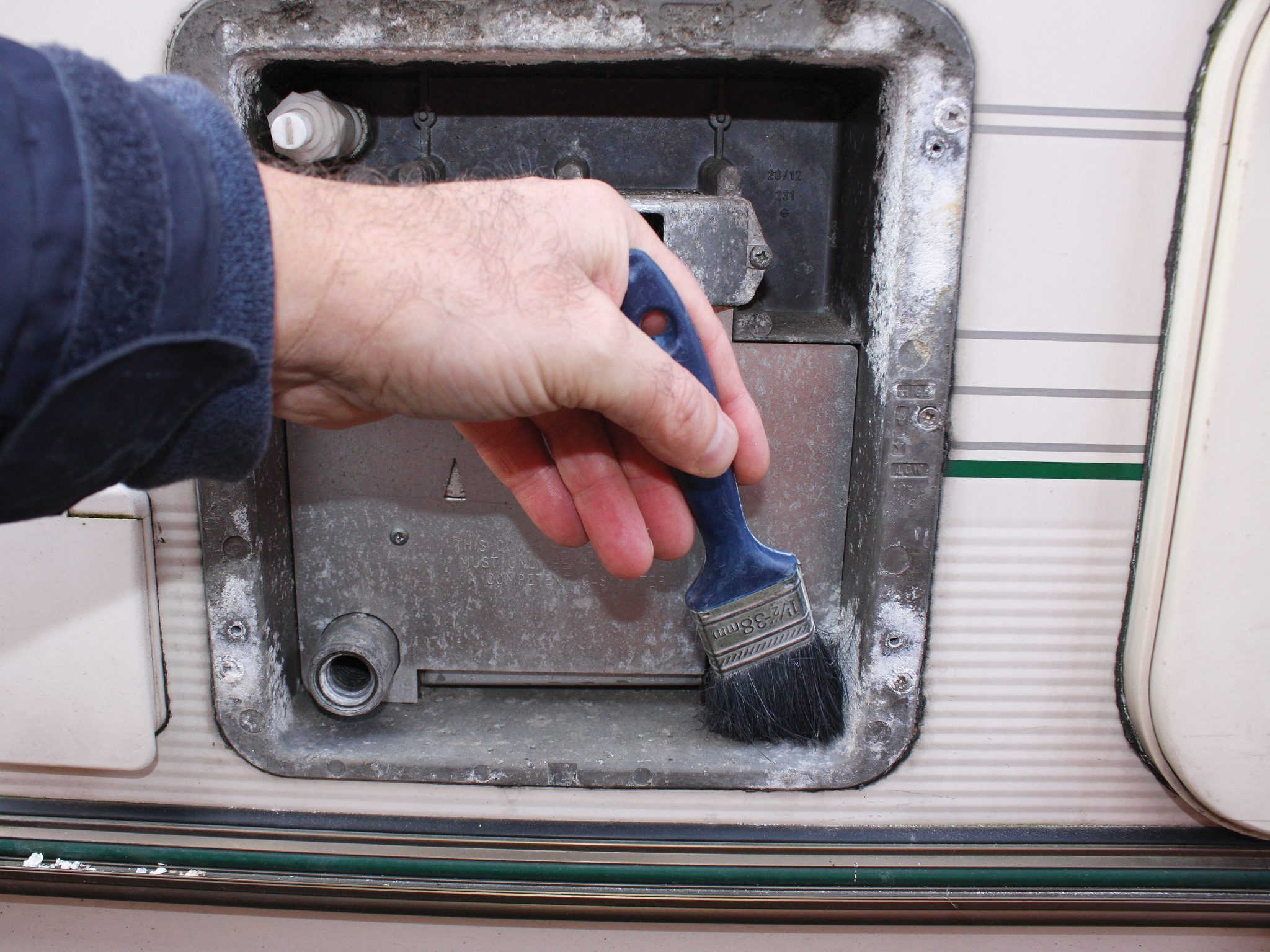 How to clean a Carver Cascade GE water heater's burner - Practical Caravan