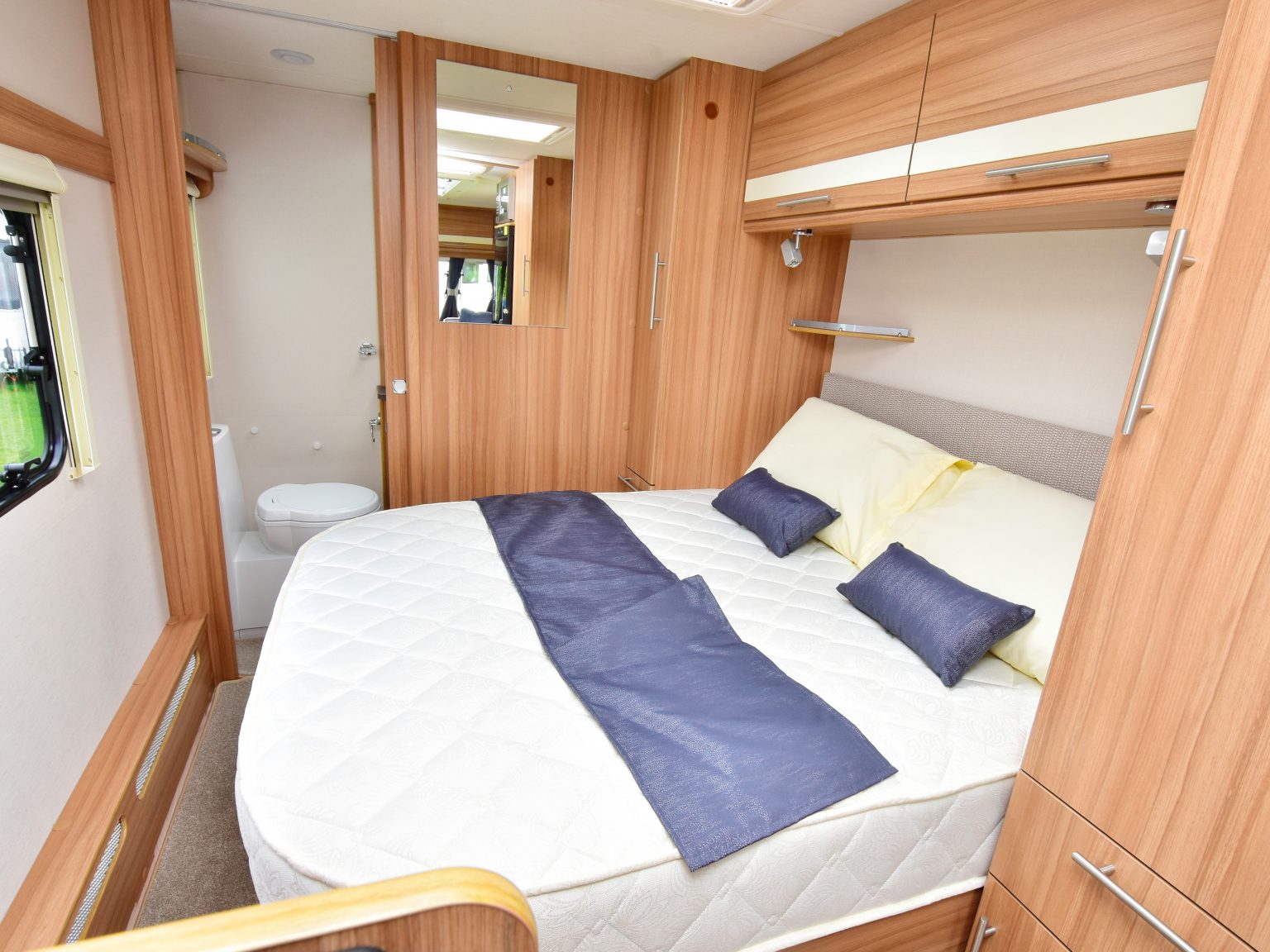 Lunar Quasar 674 - Practical Caravan