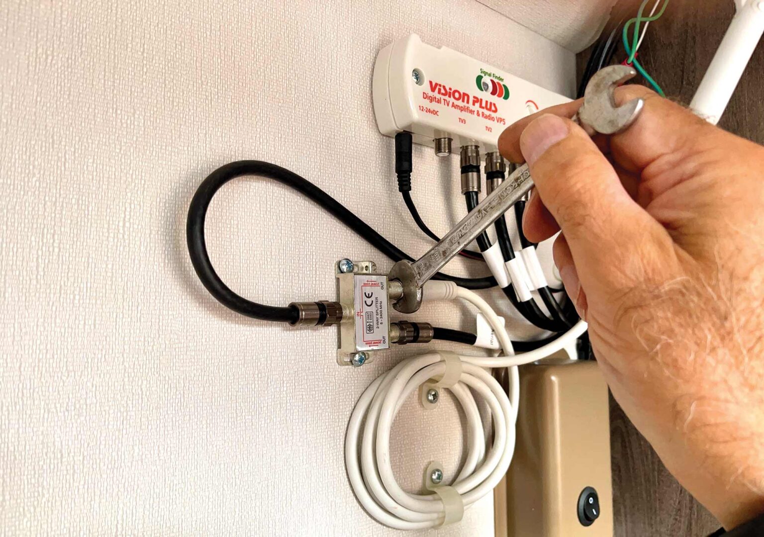 How to upgrade to the Vision Plus Status 570 antenna with Wi-Fi ...